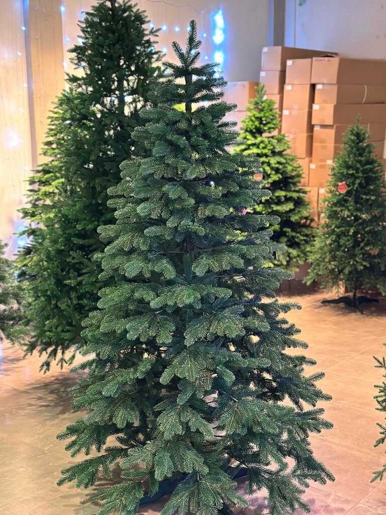 Yapay çam ağaçları ve süsleri Елка и точка, Moskova ve Moskovskaya oblastı, foto