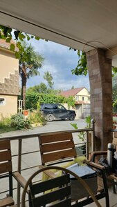 Гостевой Дом у Тео в Гантиади (Октябрьская улица No:178, Цандрыпш), otel  Gagra Bölgesi'nden