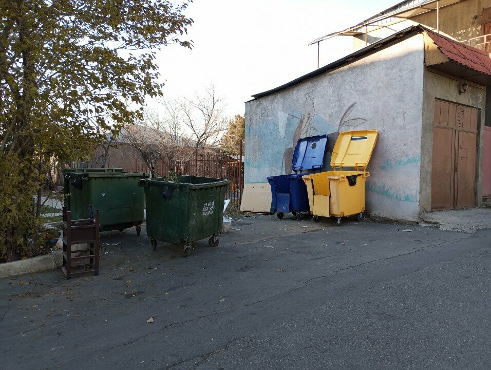 Ayrı çöp toplama noktası Waste sorting point, Erivan, foto