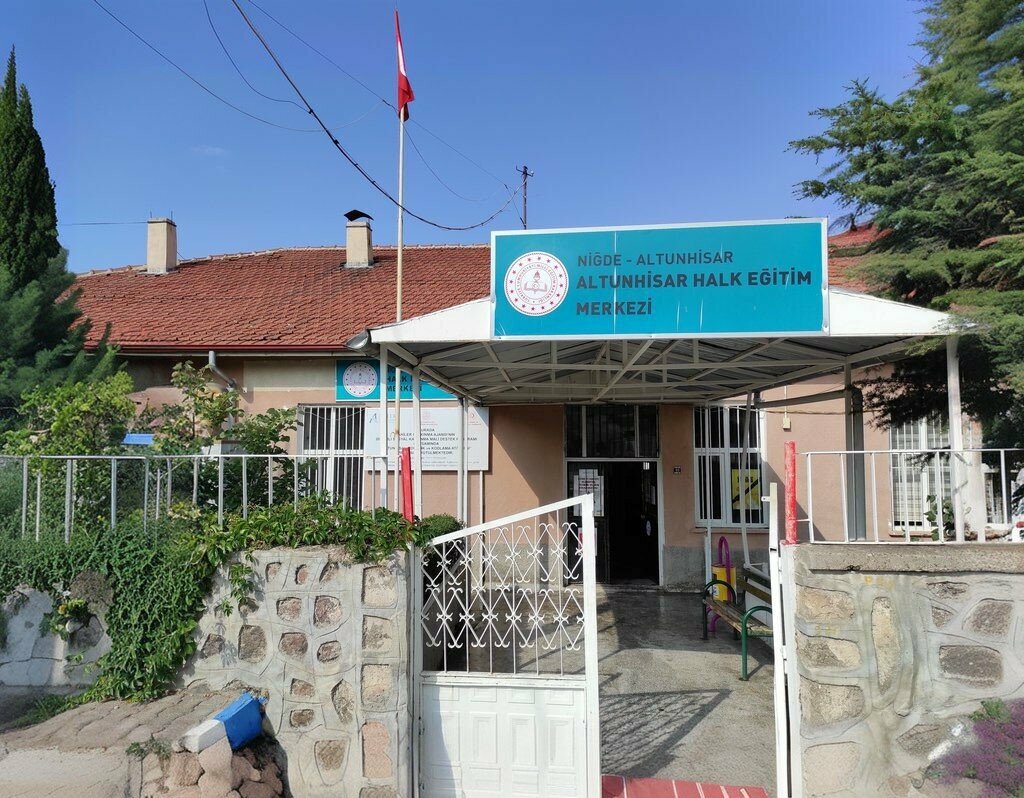 Eğitim merkezleri Halk Eğitim Merkezi, Altunhisar, foto