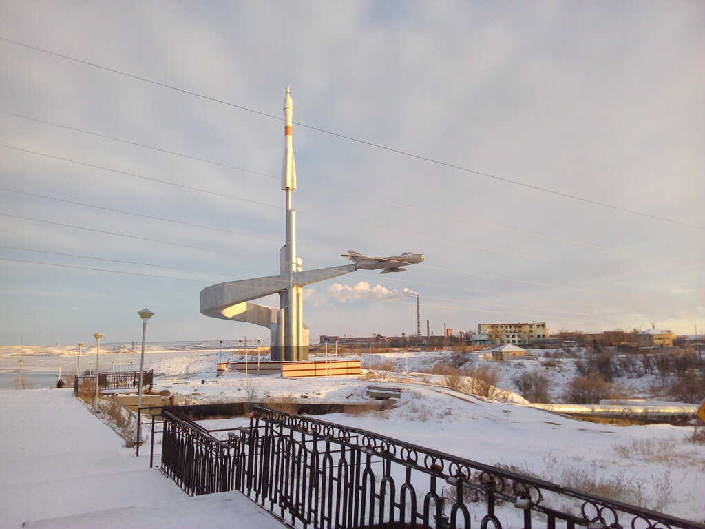 Anıt, heykel Space explorers, Jezkazgan, foto