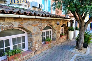 Hotel L'Escapade (Provence-Alpes-Côte d'Azur, Var, Arrondissement de Toulon, Le Lavandou, Chemin du Vannier, 3), otel