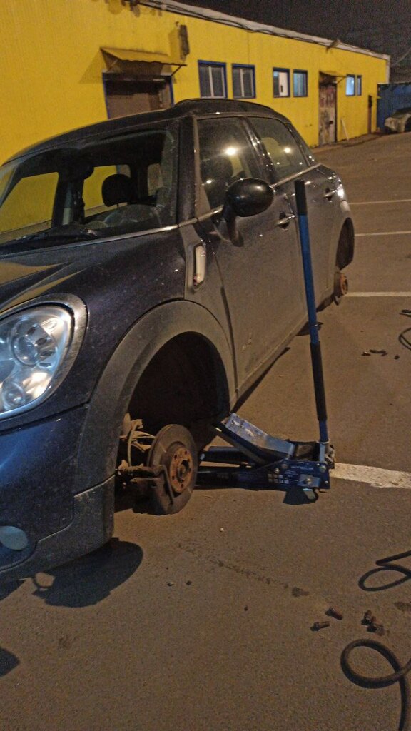 Oto lastik tamiri Palace, Moskova, foto