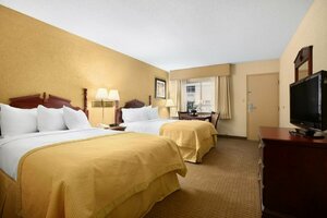 Ramada Plaza Louisville Hotel and Conference Center (Kentucky, Jefferson County, Louisville), otel  Louisville'den