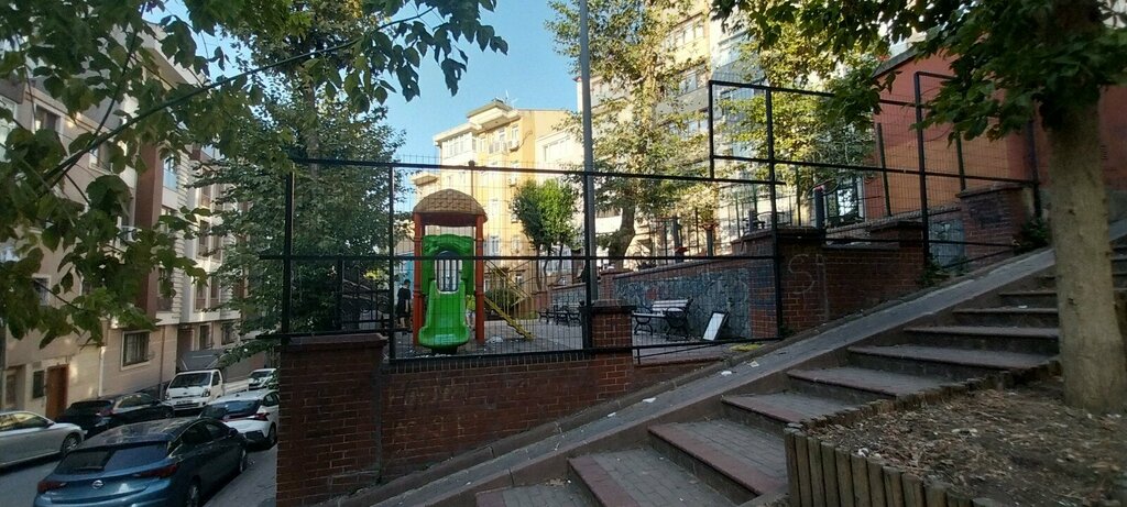 Çocuk oyun ekipmanları Muhtar Osman Güven Parkı, İstanbul, foto