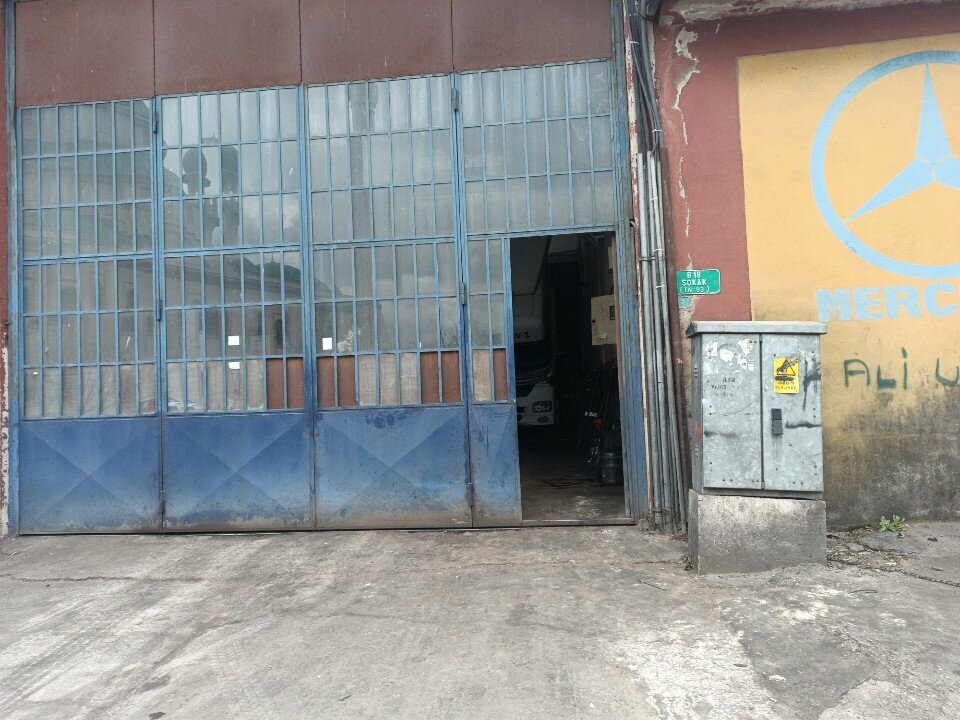 Kamyonların onarımı Konyalı Yusuf Usta, Bursa, foto