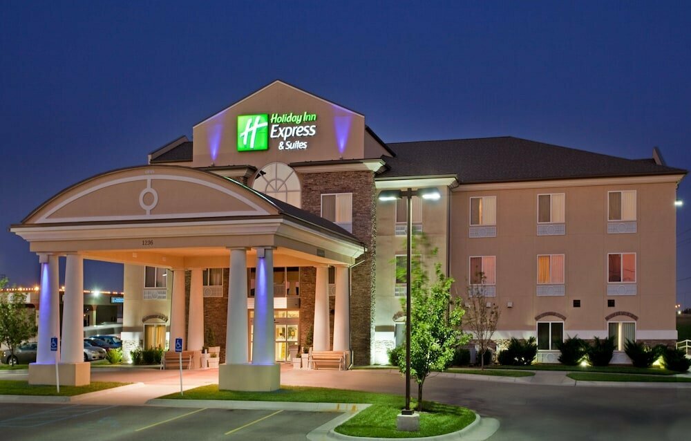 Otel Holiday Inn Express & Suites Wichita Airport, Wichita, foto