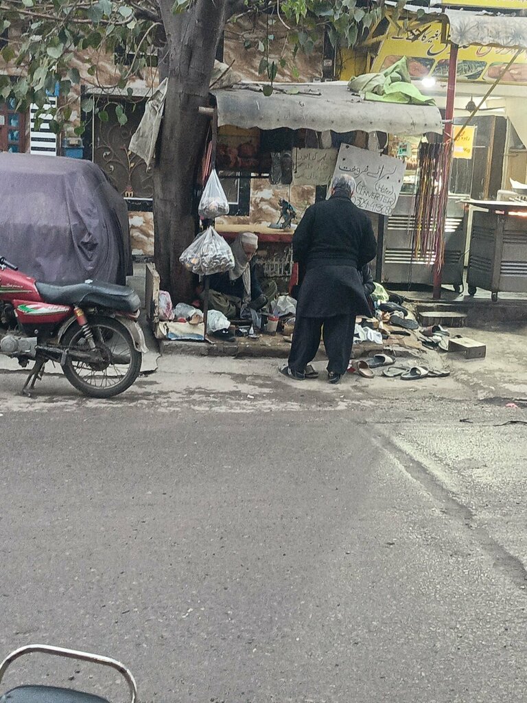Ayakkabı tamiri Khan Shoe Maintenance, Lahor, foto