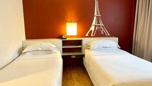 Circle Inn - Hotel & Suites (Western Visayas, City of Bacolod, Lopez Jaena Street), otel  Bacolod'dan