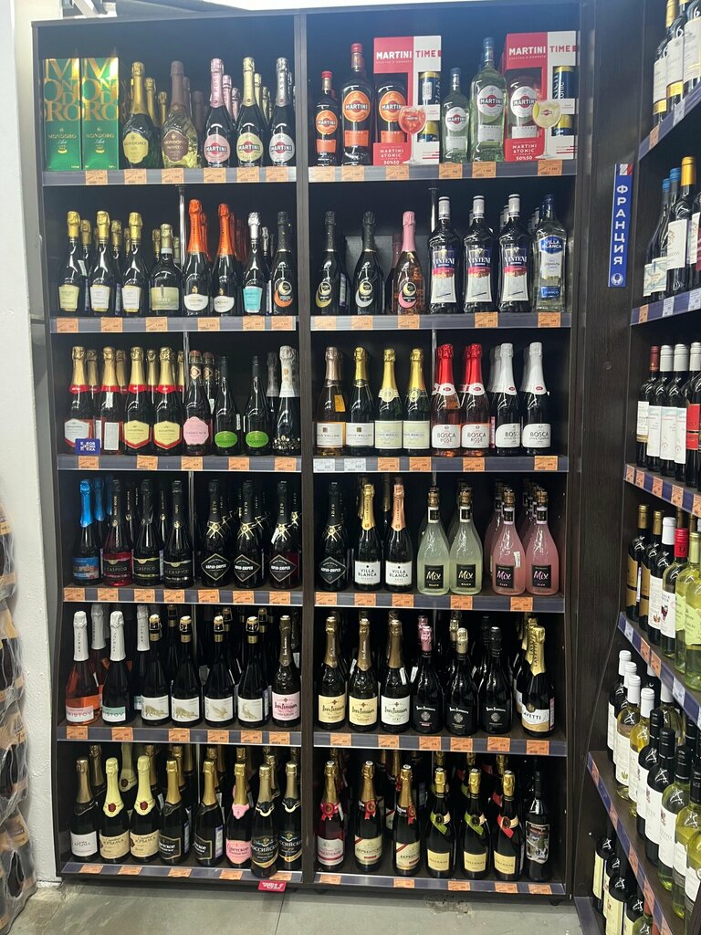 Alkollü içecekler Port Market, Alabuğa, foto