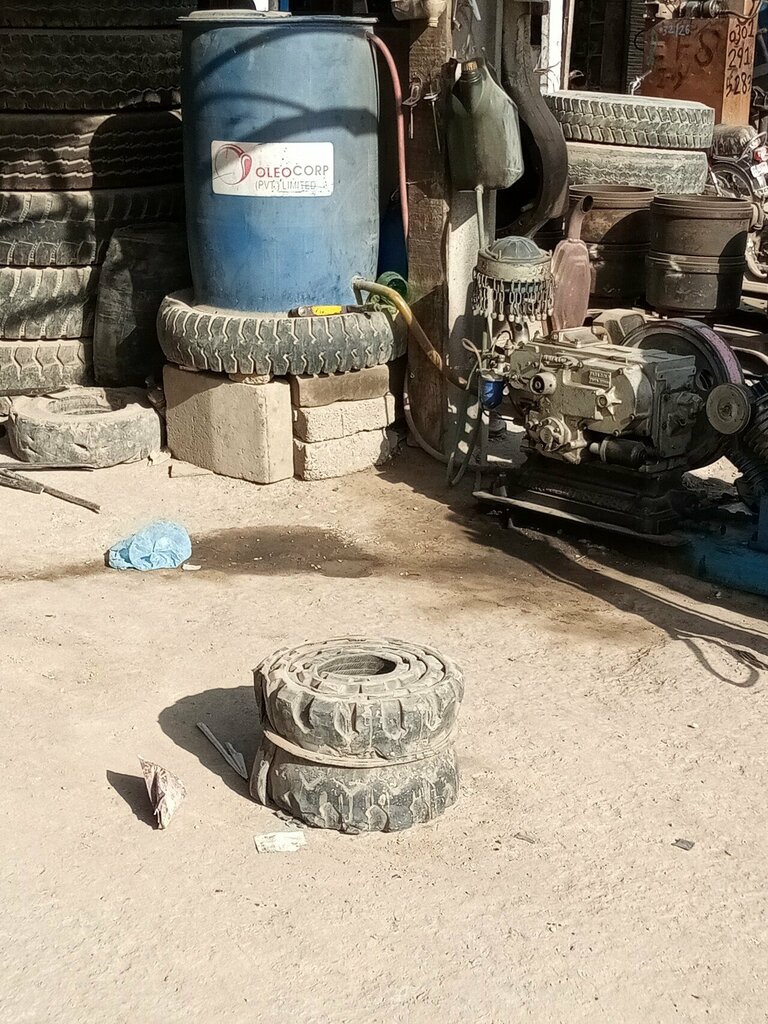 Jant ve lastikçiler Saleem tyres works, Karaçi, foto