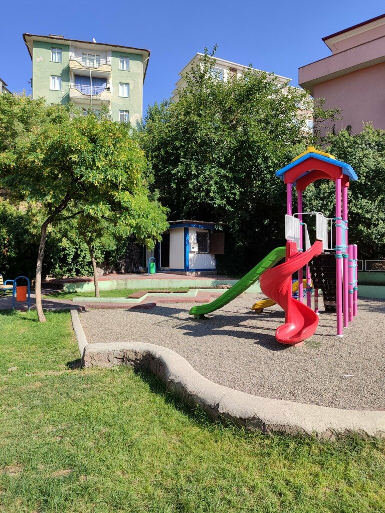 Çocuk oyun ekipmanları Semra Ertem Parkı, Ankara, foto
