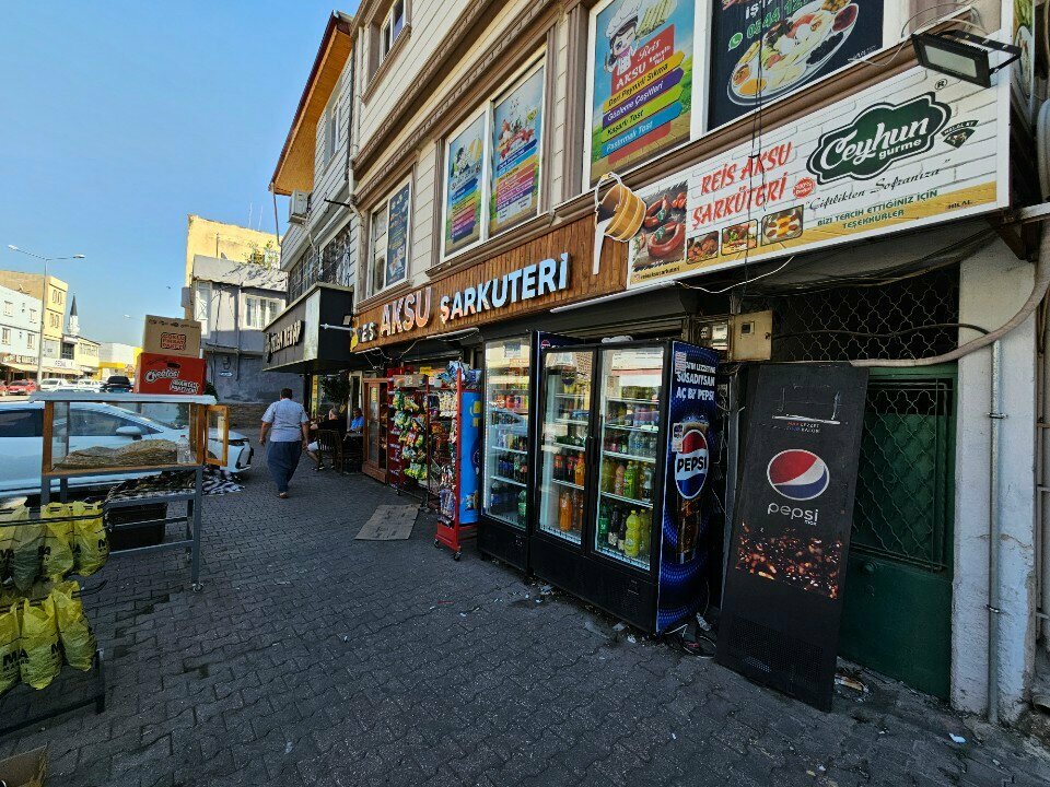 Kasap, şarküteri Aksu Şarkuteri, Adana, foto