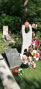 Ünlü kişilerin mezarları Поэт Яна Станиславовна Дягилева, Novosibirsk, foto
