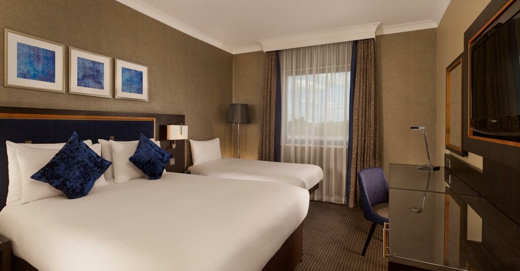 Otel DoubleTree by Hilton Hotel Woking, İngiltere, foto