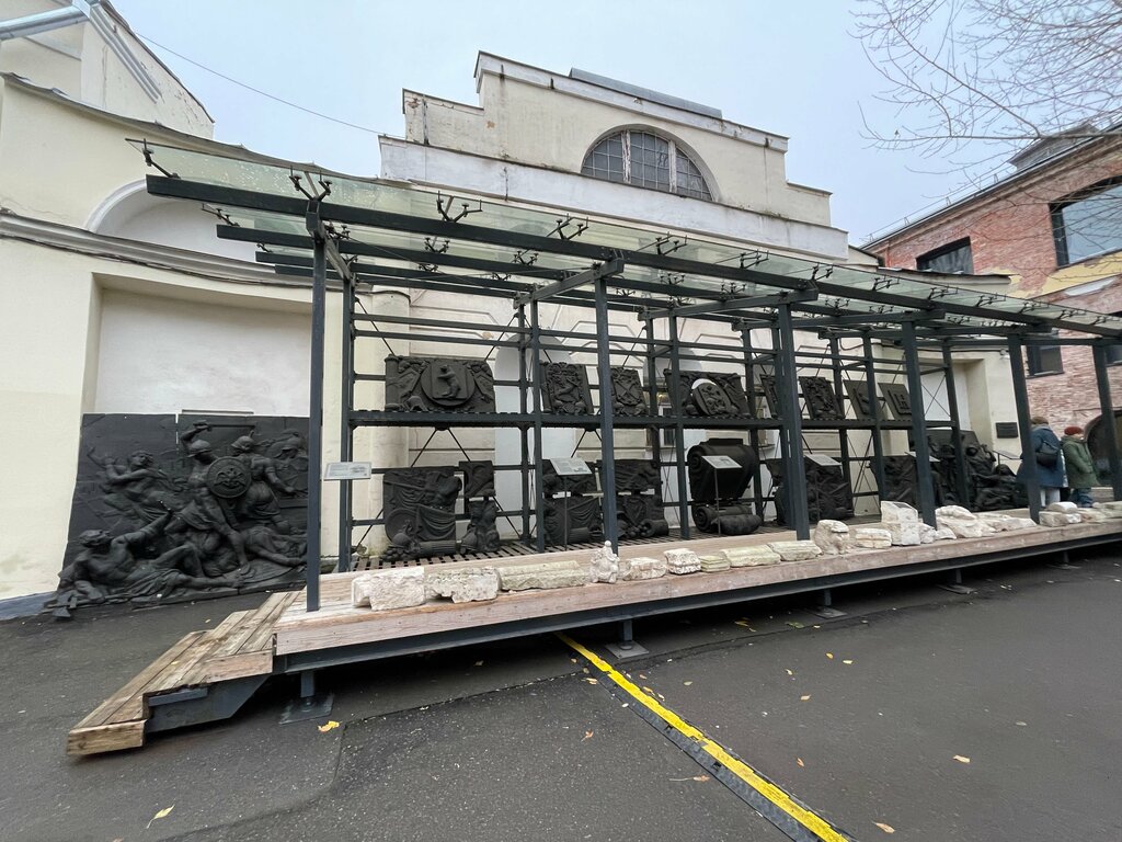 Turistik yerler Барельефы Триумфальных ворот, Moskova, foto