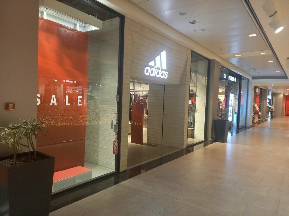 Spor giyim ve ayakkabı Adidas, Belgrad, foto