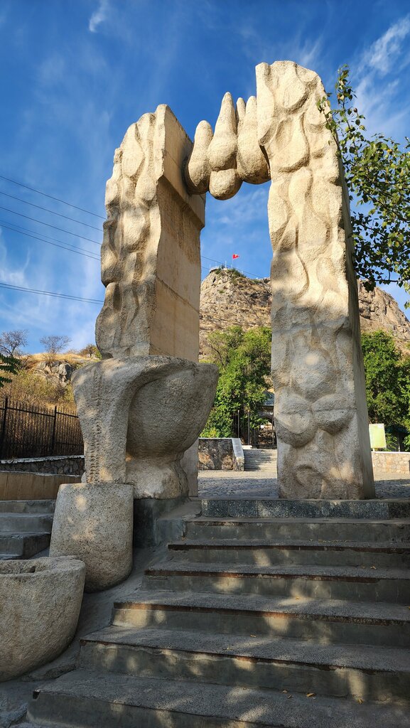 Turistik yerler XI-XII c. Bath Ruins, Osh, foto
