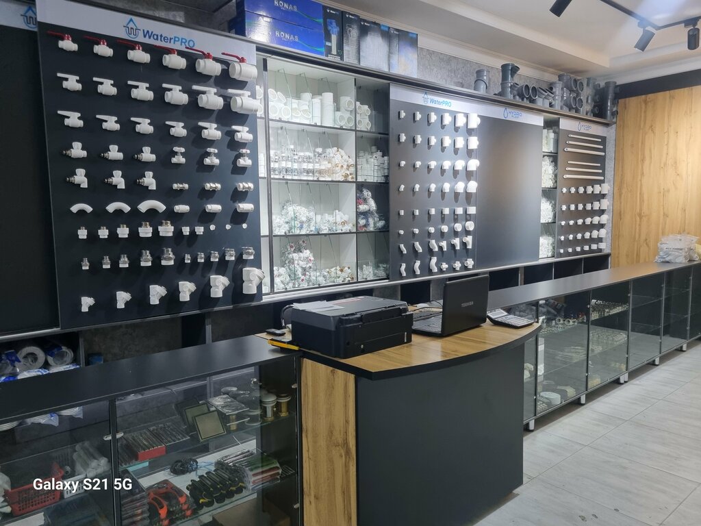 Banyo ve klozet mağazaları Santexnika, Nemengan, foto