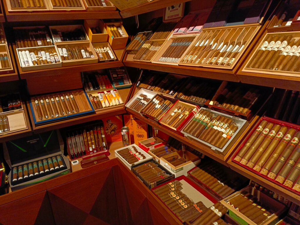 Tobacco and smoking accessories shop Davidoff, Saint‑Petersburg, foto