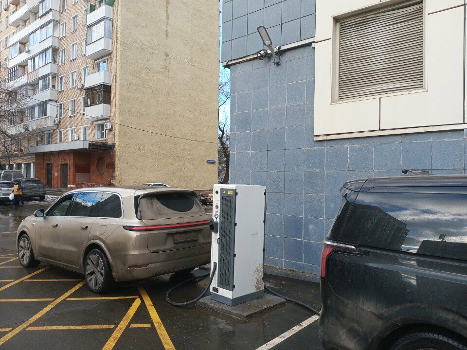 Elektrikli oto şarj istasyonları Evolute 120, Moskova, foto