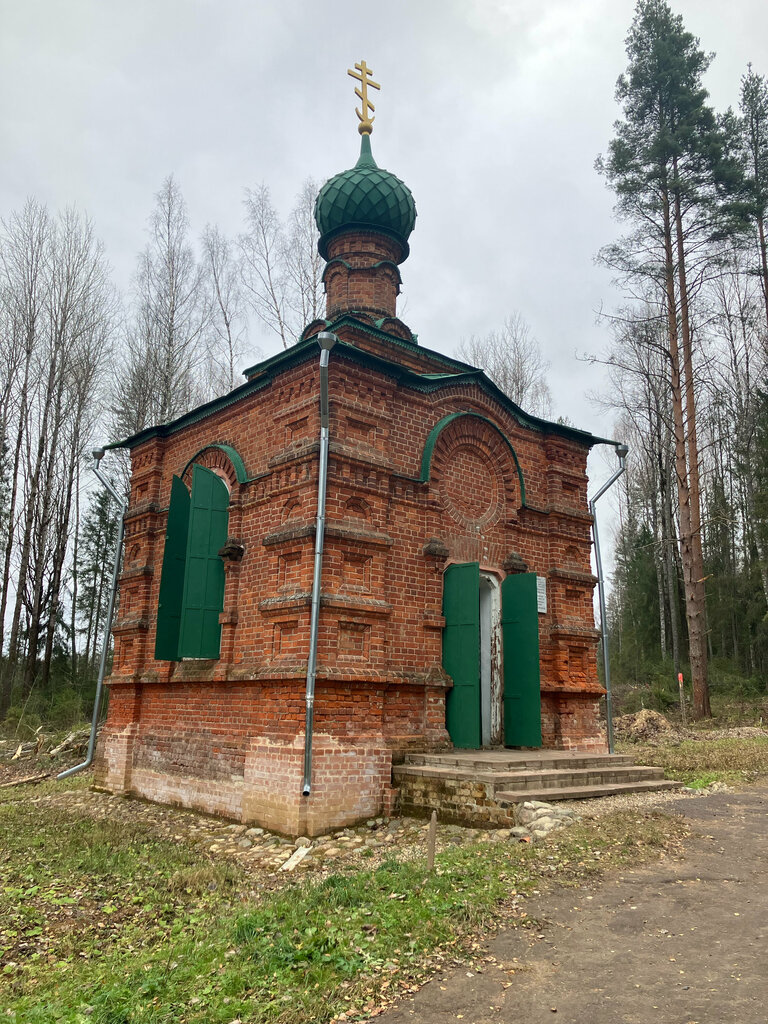 Şapel, haç anıtı Часовня на месте дома Сусанина, Kostromskaya oblastı, foto