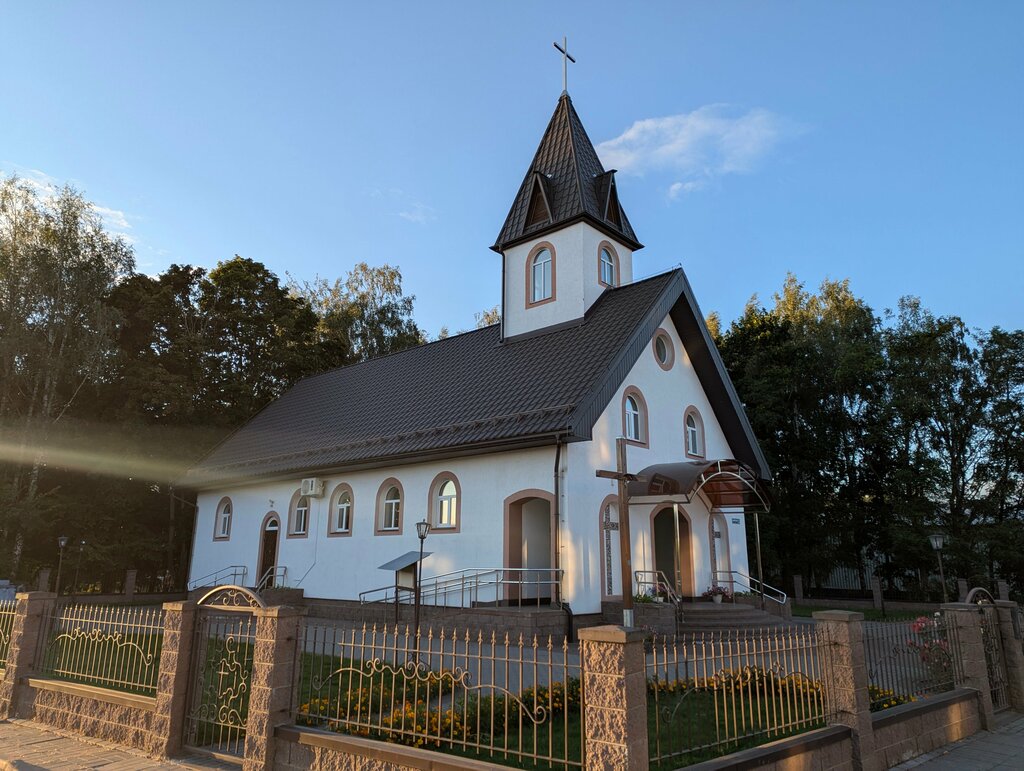 Katolik kiliseleri Костёл святых Петра и Павла, Minskaya oblastı, foto