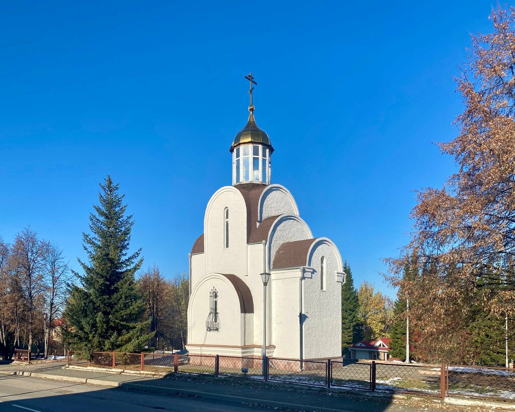 Şapel, haç anıtı Chapel Dimitriya Solunskogo v Kedrovke, Kemerovo, foto