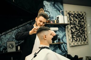 Top Knot (pereulok Berlinskogo No:37), berberler  Syzran'dan