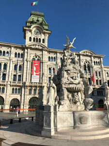Fontana dei Quattro Continenti (Friuli-Venezia Giulia, Trieste, Piazza Unità d'Italia), çeşme  Trieste'den