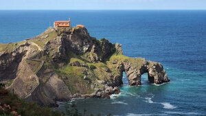 San Juan de Gaztelugatxe (Comunidad Autónoma del País Vasco, Bizkaia, Bermeo), katolik kiliseleri  Bask Ülkesi'nden