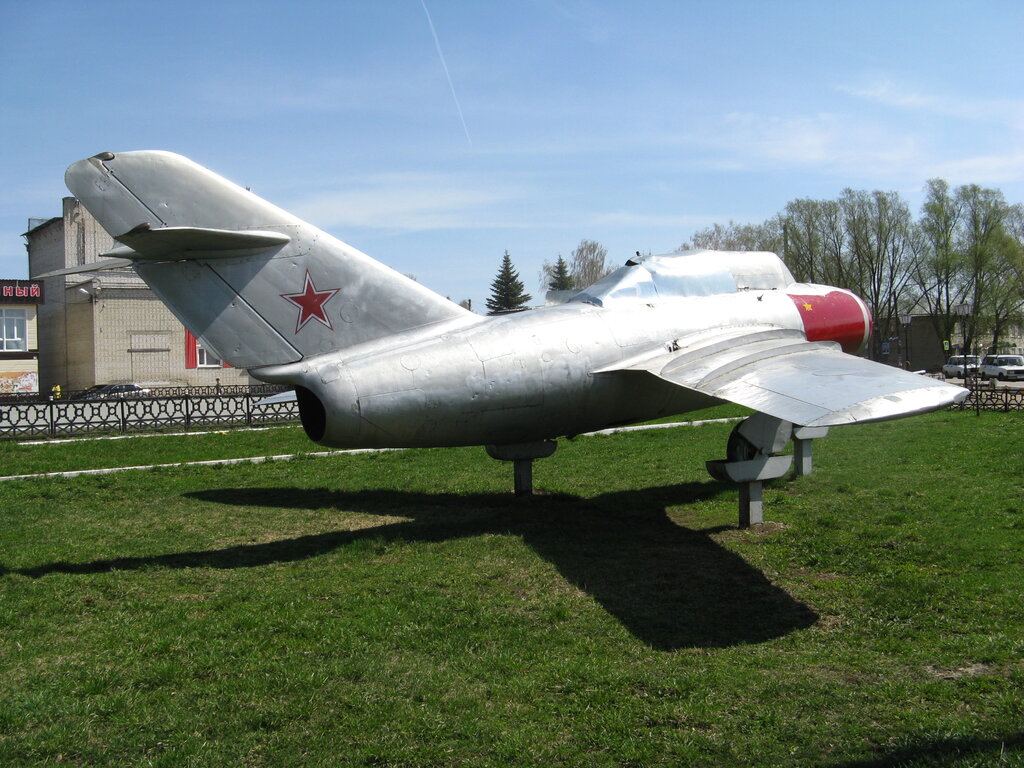 Teknoloji anıtı Истребитель МиГ-15УТИ, Nijegorodskaya oblastı, foto