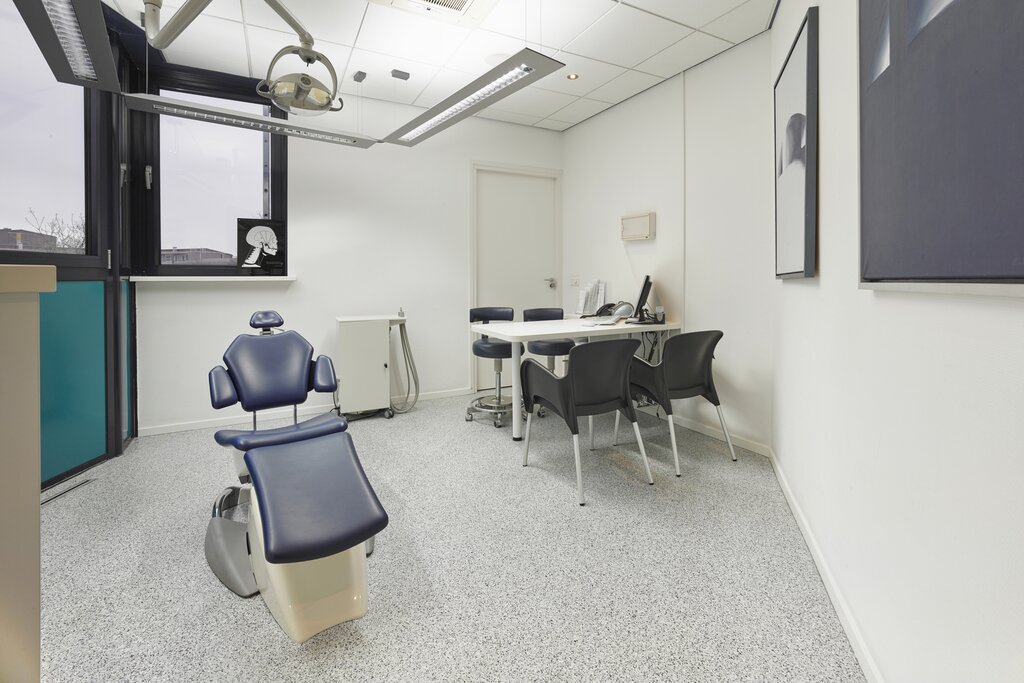 Özel ağız ve diş sağlığı klinikleri ve muayenehaneleri Zbc - de Kaakchirurg, , foto