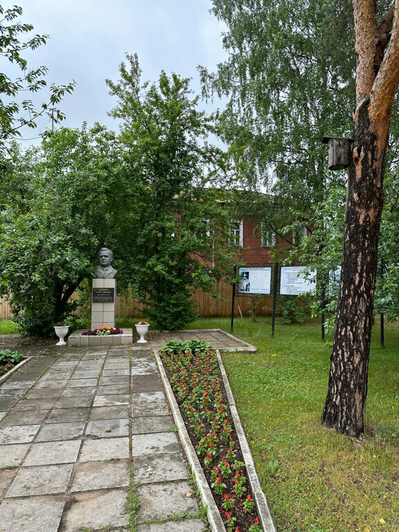 Anıt, heykel Г.Д. Карпеченко, Velsk, foto