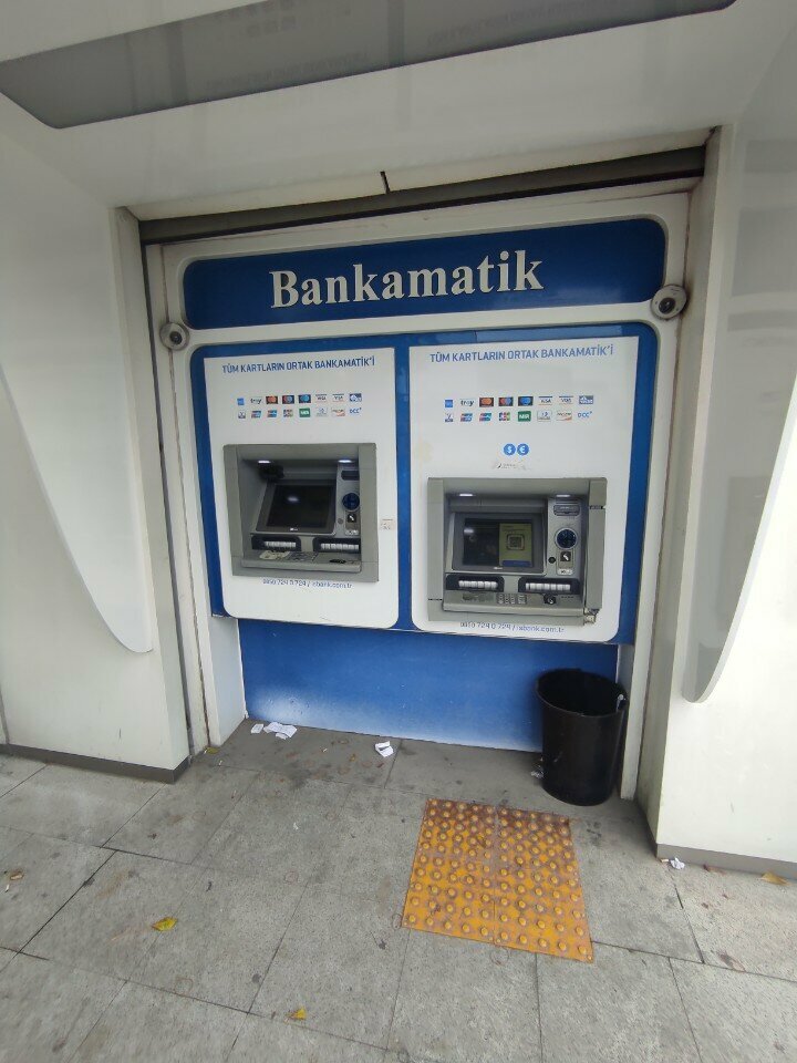 ATM'ler Türkiye İş Bankası Merter Tekstil Merkezi Şubesi, İstanbul, foto