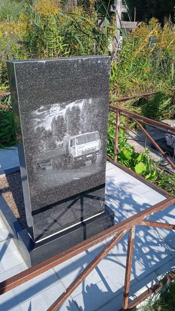 Heykel ve mezarlık taşı üreticileri Каменный Век, Tverskaya oblastı, foto