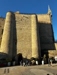 Quadrangular Tower (Istiqlaliyyеt Street No:10), turistik yerler  Bakü'den