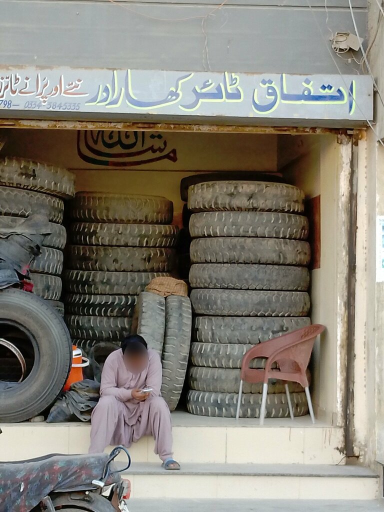 Jant ve lastikçiler Itafaq Tyre, Karaçi, foto
