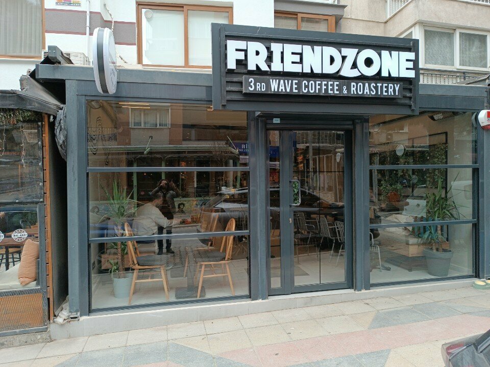 Kahve dükkanları Cafe Friendzone 3rd Wave Coffee & Roastery, İzmir, foto