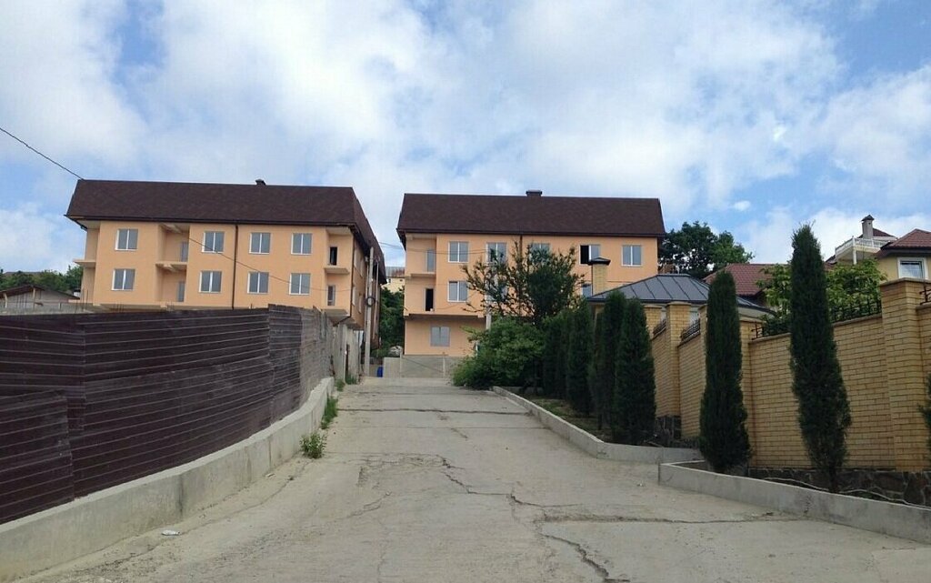 Konut blokları Дом у Озера-3, Soçi, foto