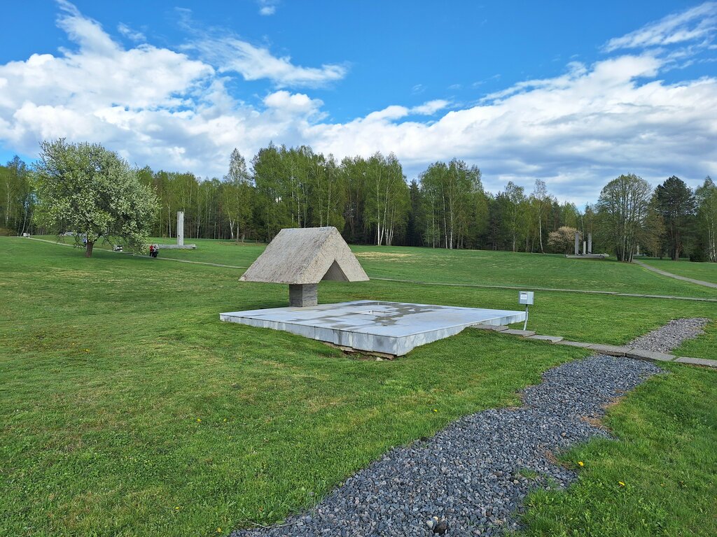 Park, sokak heykeli Символический колодец, Minskaya oblastı, foto