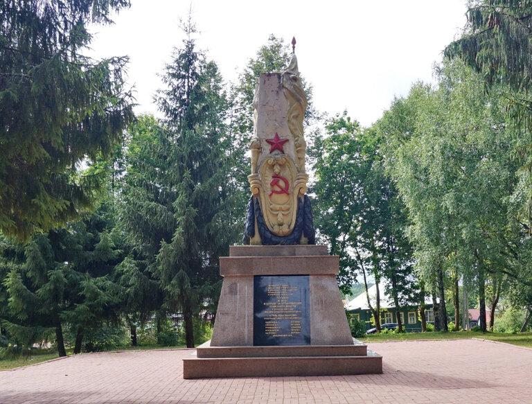 Anıt, heykel Борцам революции, Danilov, foto