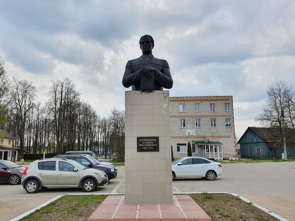 Anıt, heykel Валериан Владимирович Куйбышев, Kalujskaya oblastı, foto