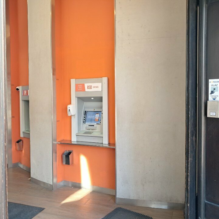 ATM'ler Banka Intesa, Belgrad, foto