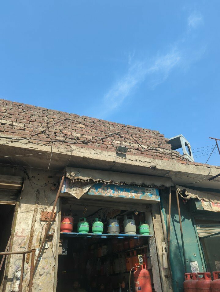 Otomobil yedek parçaları Momin Khan Brothers Lpg Gas Agency, Lahor, foto