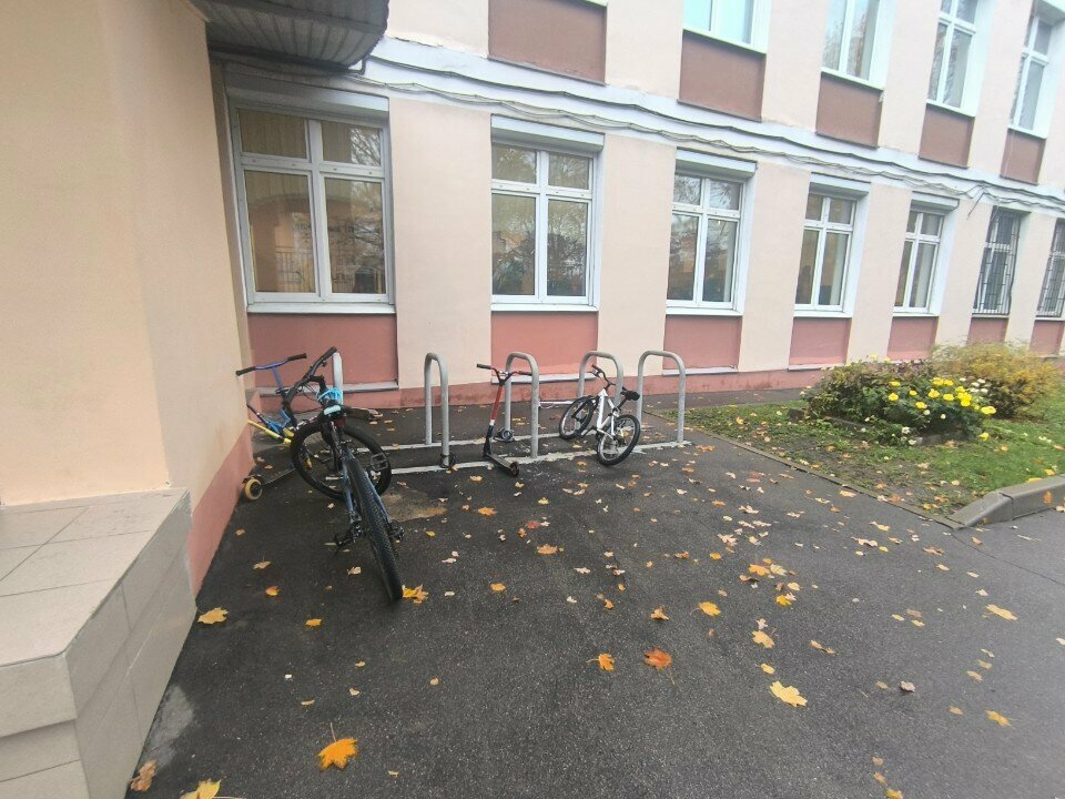 Bisiklet park yerleri Velosipednaya parkovka № 34061 Shkola № 870, Moskova, foto