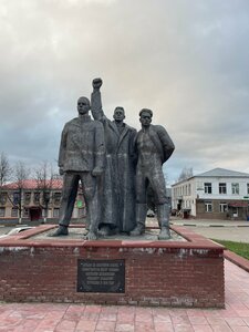Три коммуниста (Nizhniy Novgorod Region, Semyonov, ulitsa Lenina), anıt, heykel  Semenov'dan