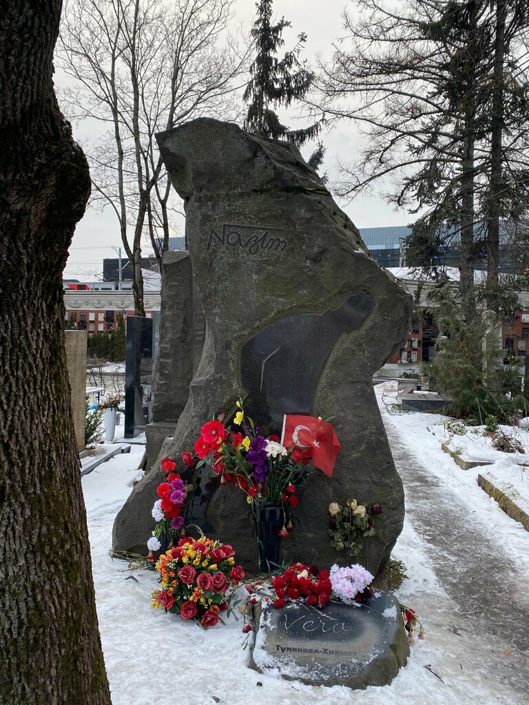 Ünlü kişilerin mezarları Турецкий поэт Назым Хикмет Ран, Moskova, foto