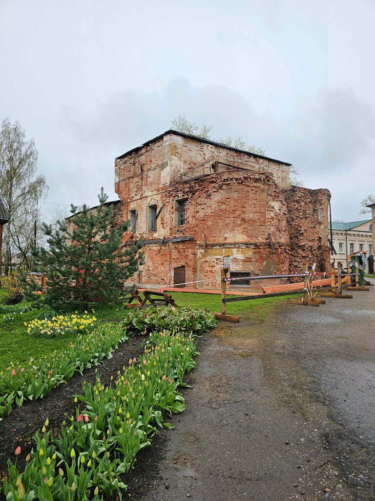 Ortodoks kiliseleri Tserkov Rozhdestva Presvyatoy Bogoroditsy vo Vvedenskom Tikhvinskom monastyre, Tixvin, foto