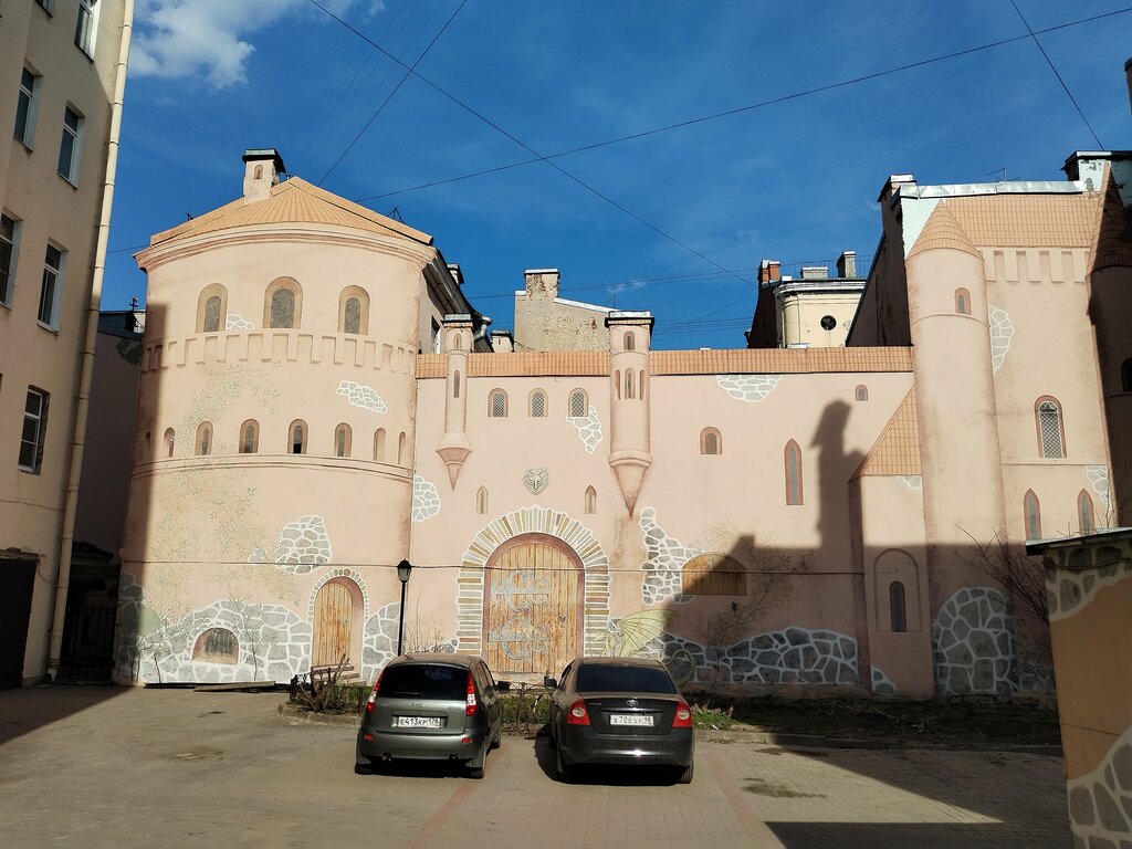 Sokak sanatı Граффити Замок с драконом, Saint‑Petersburg, foto